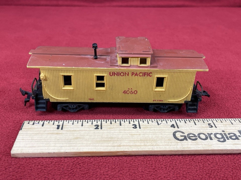 Lionel-Gilbert-Ho-Revell & Atlas Train Set Lot Engine- Towers-Building ...