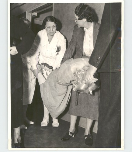 Hollywood Actress JEAN HEPBURN Carried to PRISON for Robbery 1937 Press ...