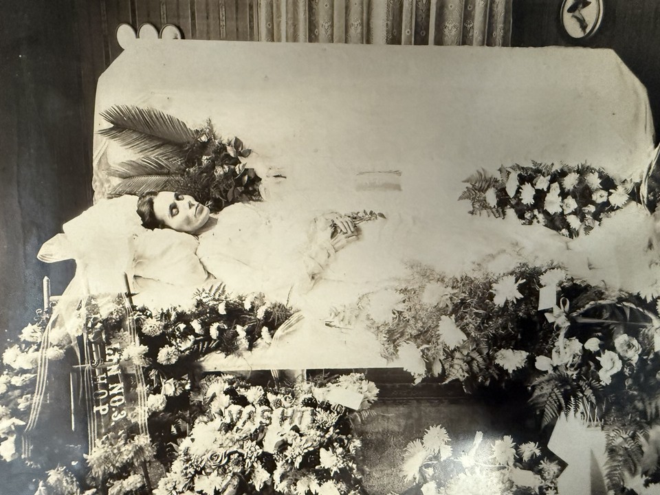 ANTIQUE POST MORTEM CABINET CARD OPEN CASKET HAUNTING WOMAN - FUNERAL ...