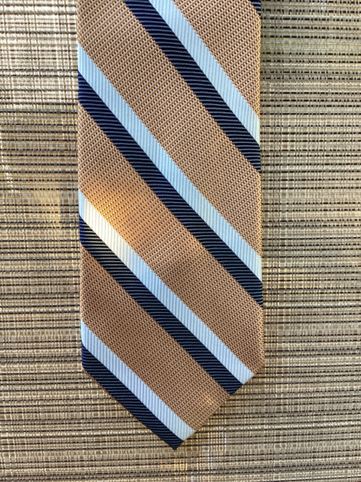 JOS A BANK CORAL BLUE & WHITE STRIPE SIG COLL SILK NECKTIE 59”x 3 1/2 ...