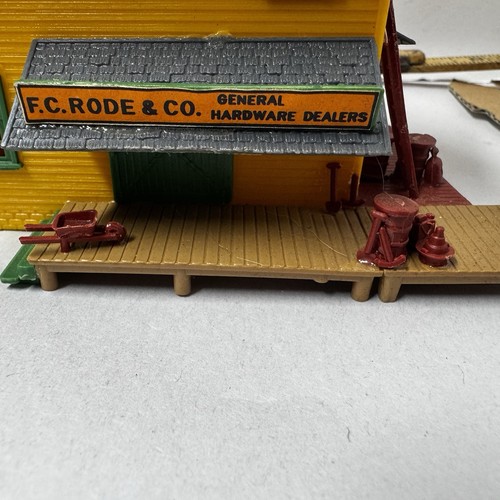 HO Scale AHM MiniKits Trackside Assembled #5833 Hardware Store 1:87 | eBay