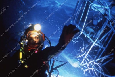 35m-12321 Mary Elizabeth Mastrantonio in deep sea diving scuba gear ...