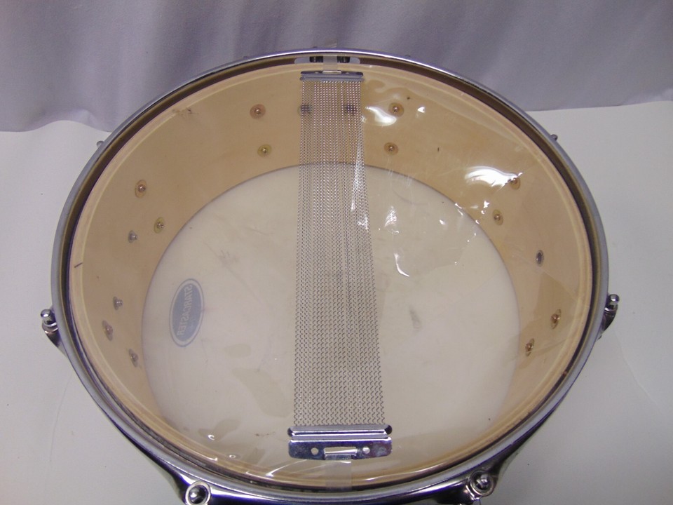 Starcaster by Fender snare drum 14 1/2" x 6" black color metal latchs ...