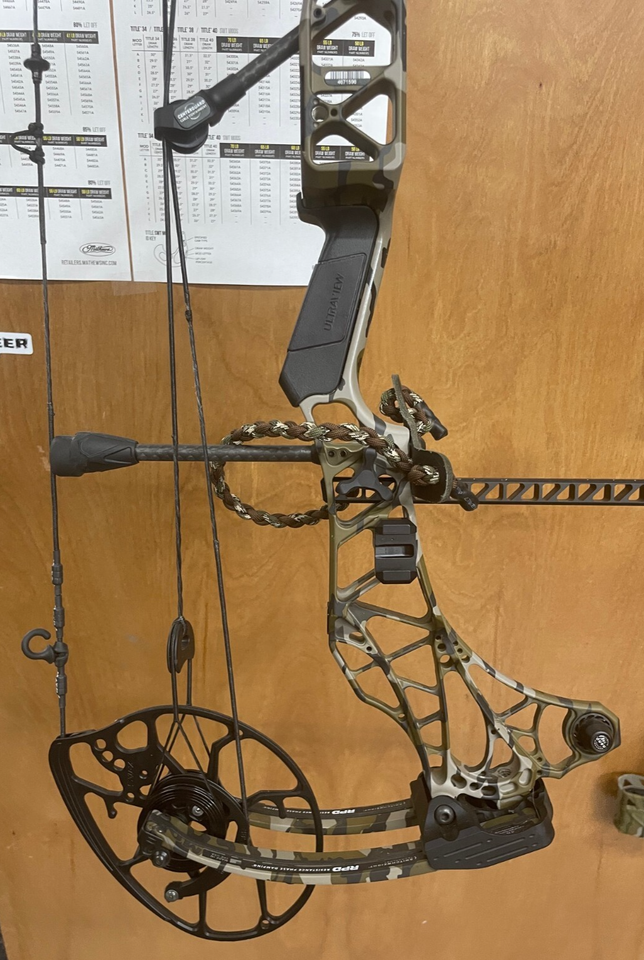 Mathews Lift 29.5 Compound bow 70lb RH MO Bottomland w/accesories ...