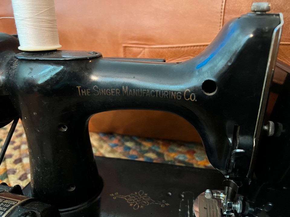 Singer Featherweight 221-1 Sewing Machine WITH ACCESSORIES- Works Well ...