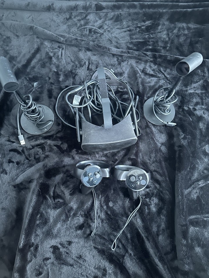 Oculus Rift VR Headset, Camera, Controllers, (Pre-Owned, Good Condition ...