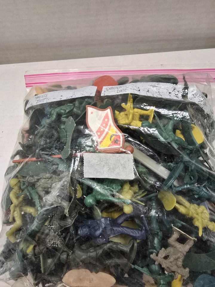 Bulk Lot of assorted Plastic Mini Army Men Action Figures Toy Soldiers ...