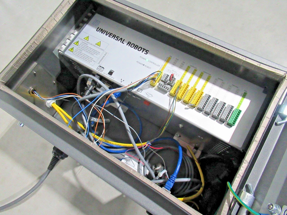 Universal Robots UR5E Controller Box W Pendent GREAT CONDITION *US ...