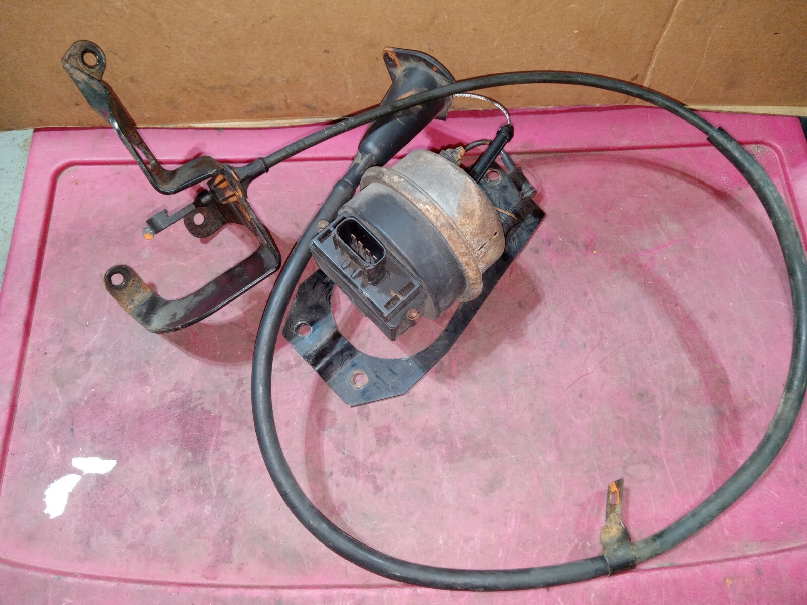 1997-2001 Jeep Cherokee XJ Cruise Control Servo Cable Bracket 4669979 ...