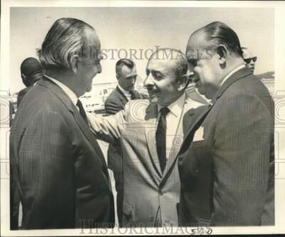 1968 Press Photo Mayor Victor Schiro chats with Herman Echavarria and ...