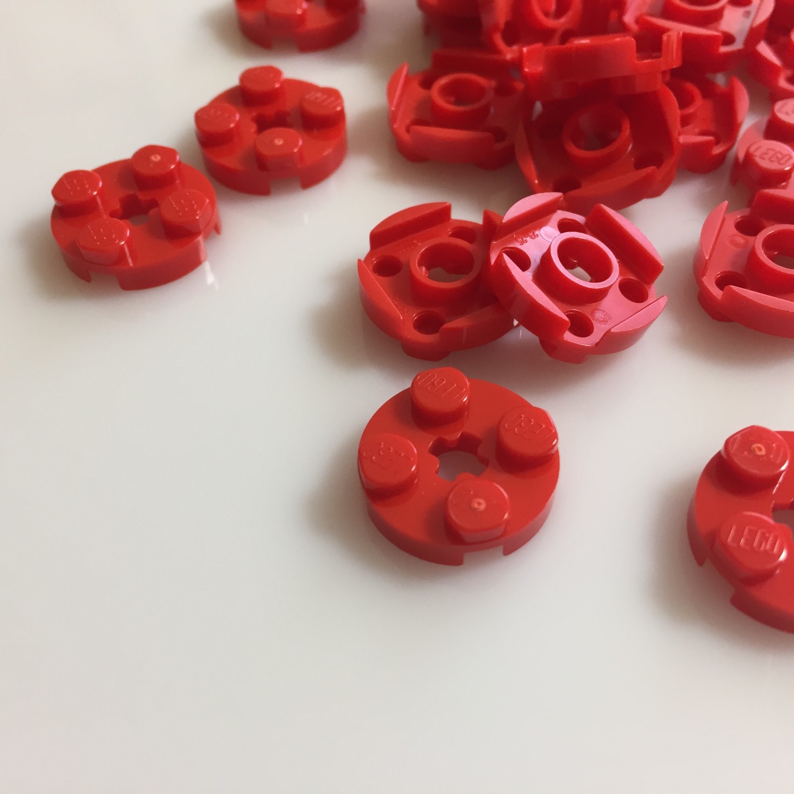 30 per lot NEW LEGO Bright Red ("Red") Plates 2x2, Round (4032/403221 ...