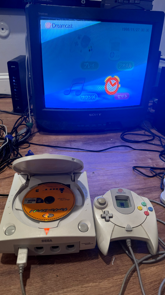 Sega Dreamcast console w/ Cords, 2 Controllers, 2 Visual Memory Units ...