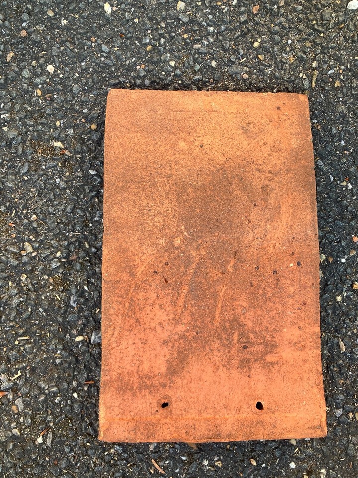 Reclaimed Keymer red clay roof tiles, 600 in mainly 27*17cm, plus other ...