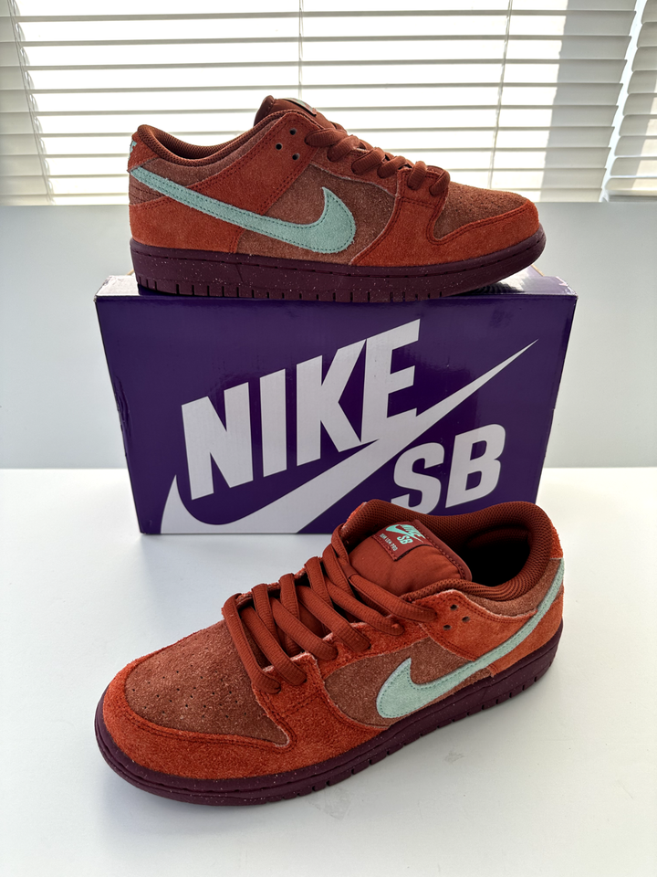NIKE SB MYSTIC RED/EMERALD RISE DUNK LOW (SIZE 9) (DV5429-601) WIZARD ...
