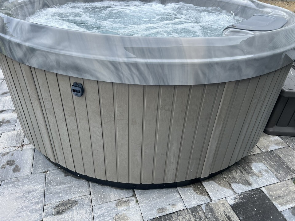 Luxury Hot Tub BullFrog X6R. 6 person capacity. Great Condition. Best ...