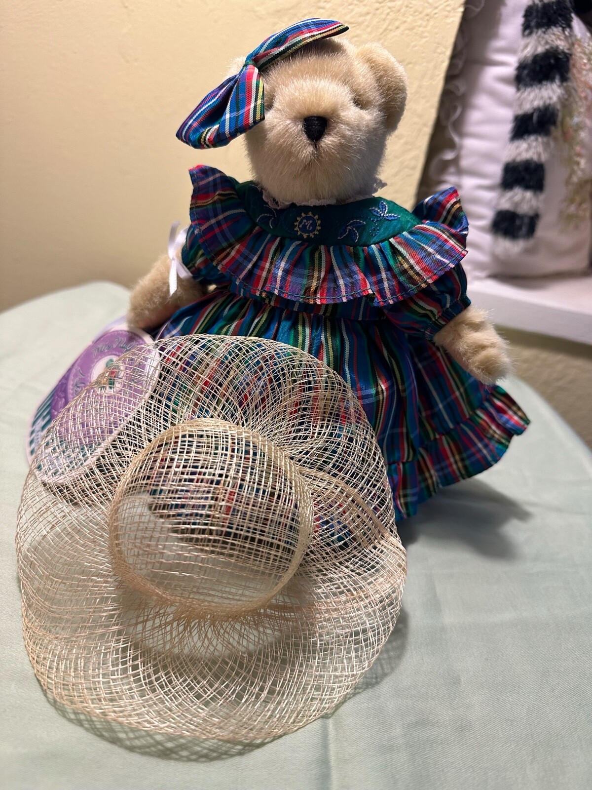 MUFFY VANDERBEAR Miss Muffy Belle’s Hat Shop 1999 with stand, hat, bow ...