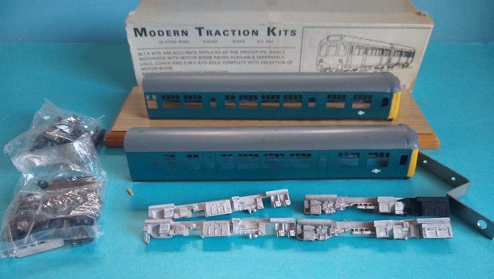 Boxed Modern Traction Kits Tin & White Metal OO Gauge BR 2 Car DMU Set ...
