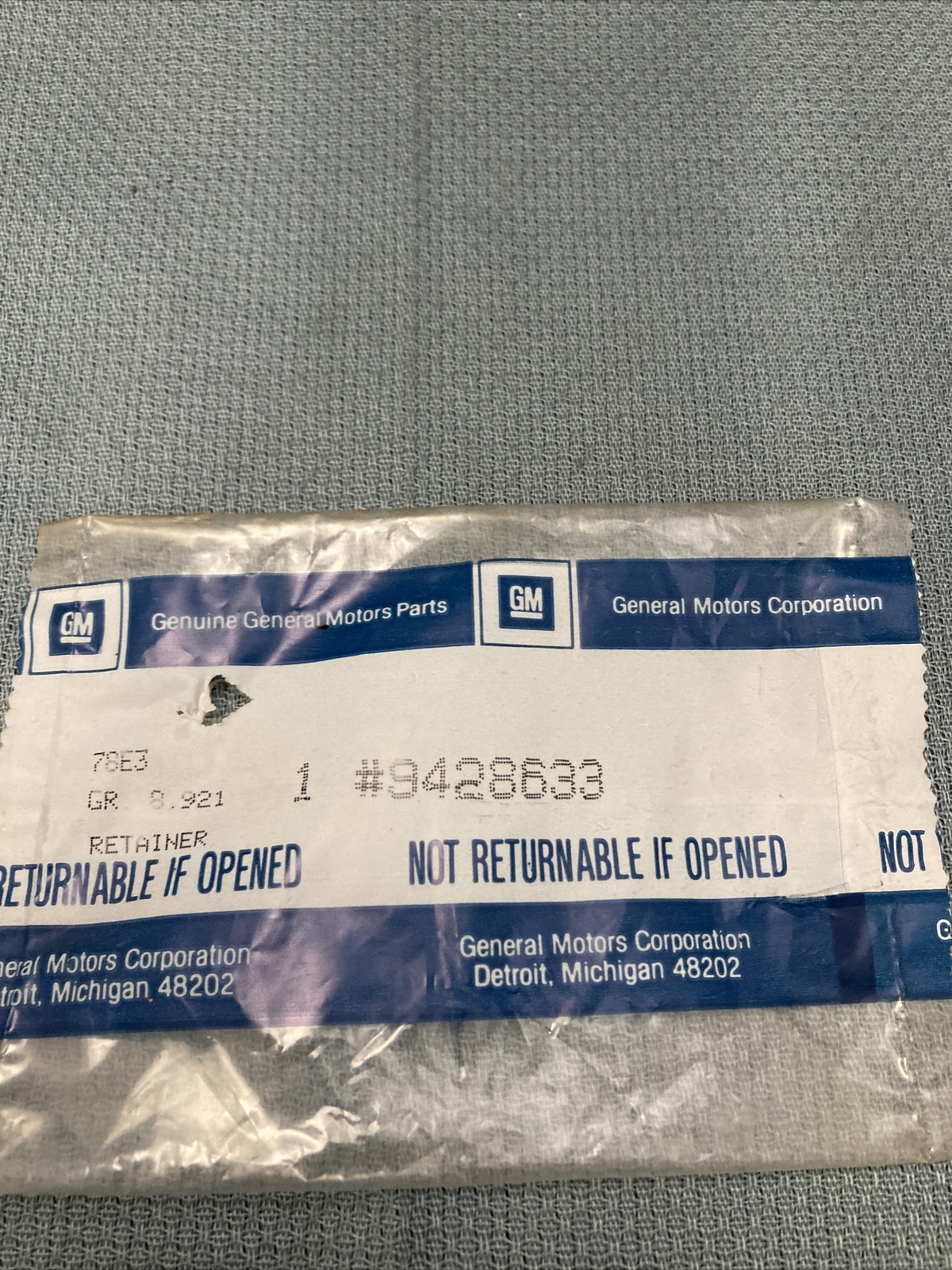 NEW GENUINE GM 9428633 RETAINER, ARMREST 1992-1994 GR 8.921 | eBay