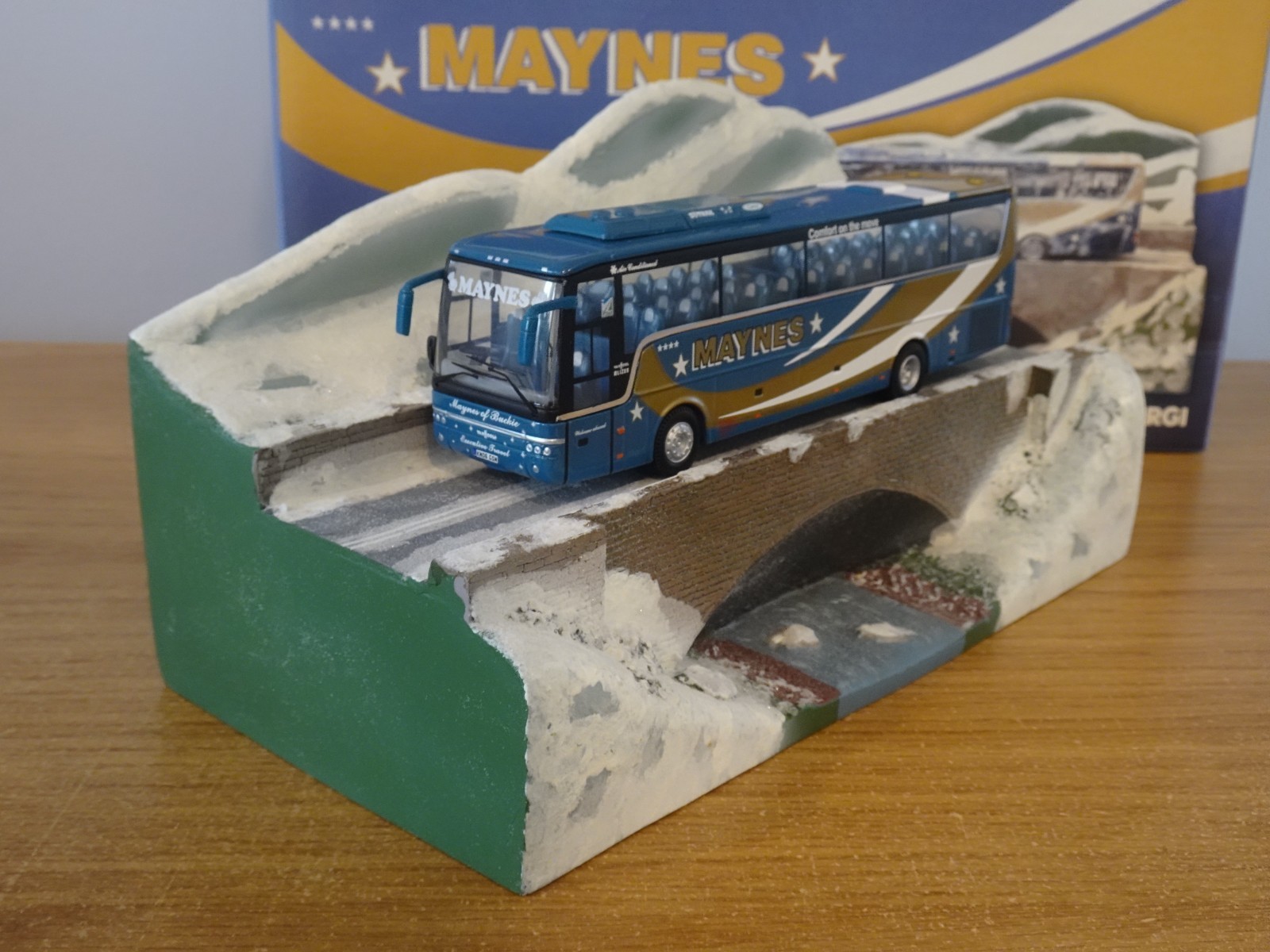 CORGI OOC MAYNES OF BUCKIE VAN HOOL T9 DIORAMA COACH BUS MODEL OM45908 ...