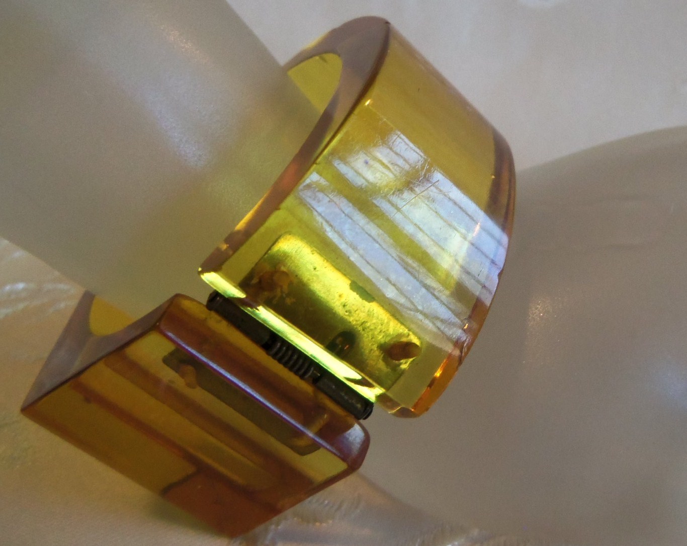 VINTAGE 30's CHUNKY APPLEJUICE GOLD PRYSTAL BAKELITE HINGE CLAMPER ...