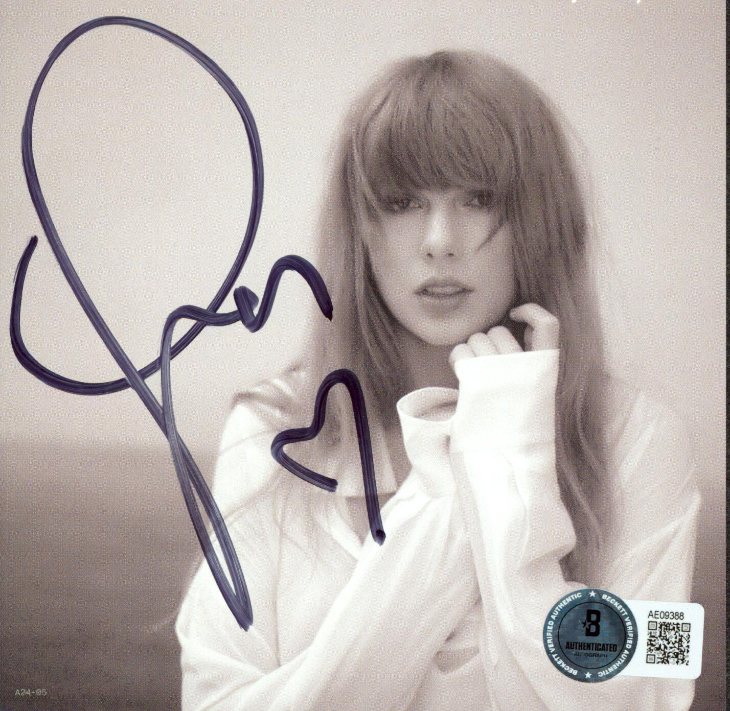 Taylor Swift Autographed Memorabilia | Signed Photo, Jersey ...