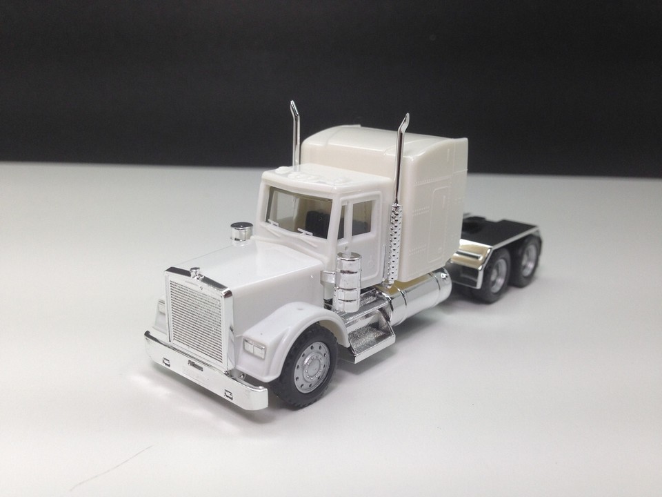 HO 1:87 Promotex # 25251 Freightliner Classic w/Chrome Chassis - White ...
