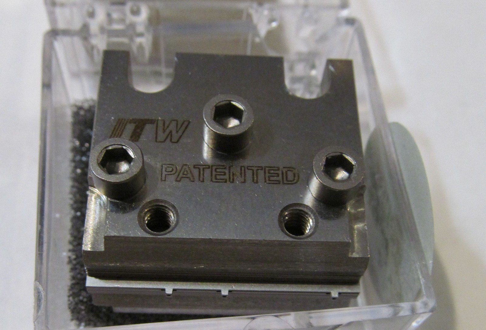 NEW ITW DYNATEC INDUSTRIAL UFD LINE HOT MELT GLUE SPRAY NOZZLE 117933 ...