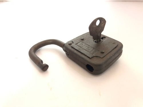 1924 OLD VINTAGE IRON PADLOCK WITH KEY . | eBay