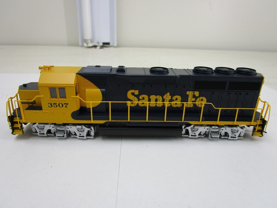 Bachmann HO Scale EMD GP40 Locomotive Train Diesel Santa Fe Flyer DCC ...