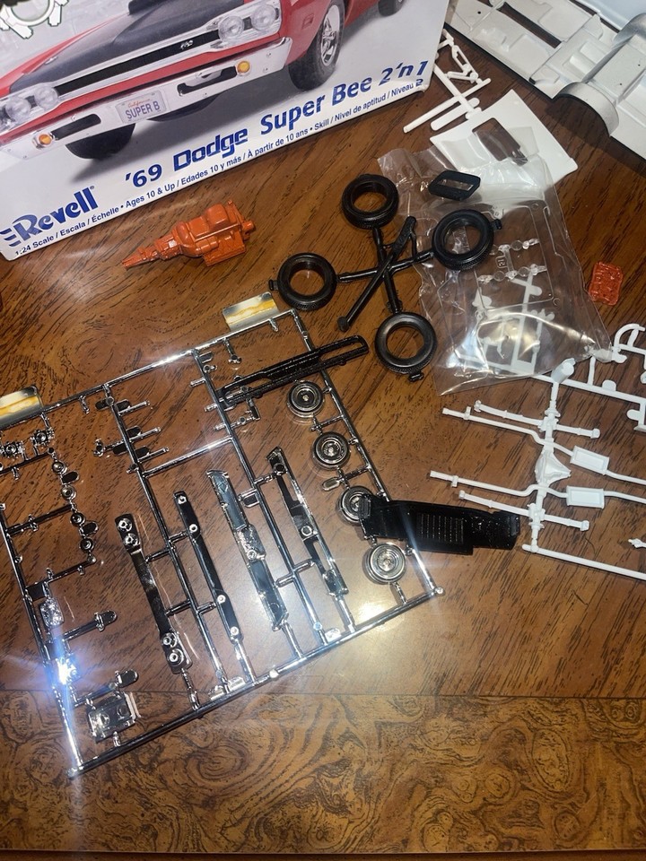 Revell Muscle Model Kit '69 Dodge Super Bee 2 n 1 - 1/24 Scale ...