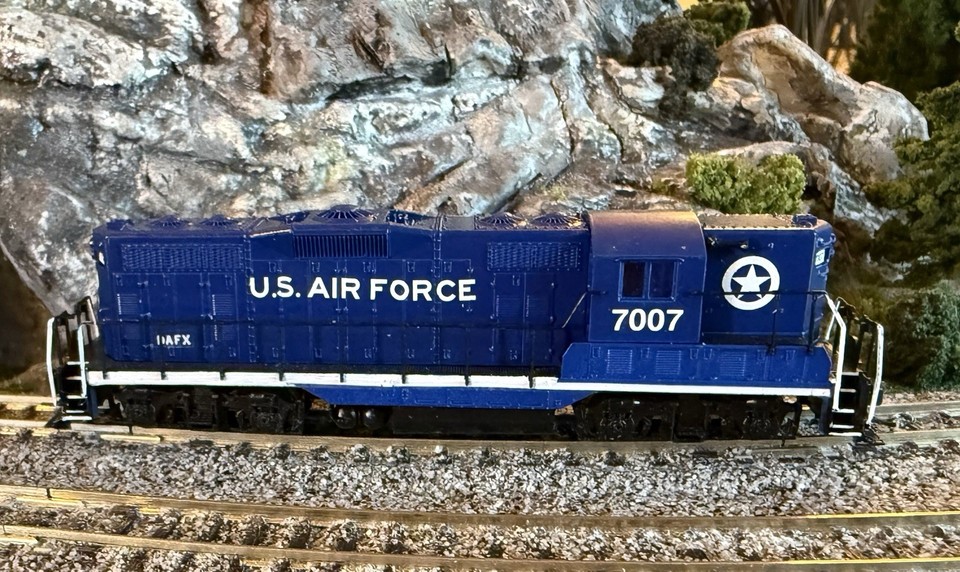 N Scale Atlas GP7 PH2 US Air Force | eBay