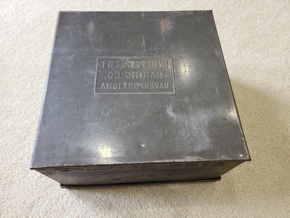 Independent Baking Co., Davenport, Iowa, Fine Biscuit, hinged tin box ...