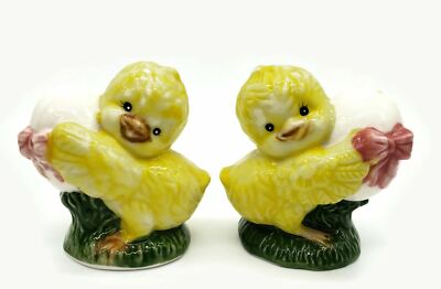 Ceramic Yellow Baby Chicks Holding A Egg Salt And Pepper Easter Holiday ...