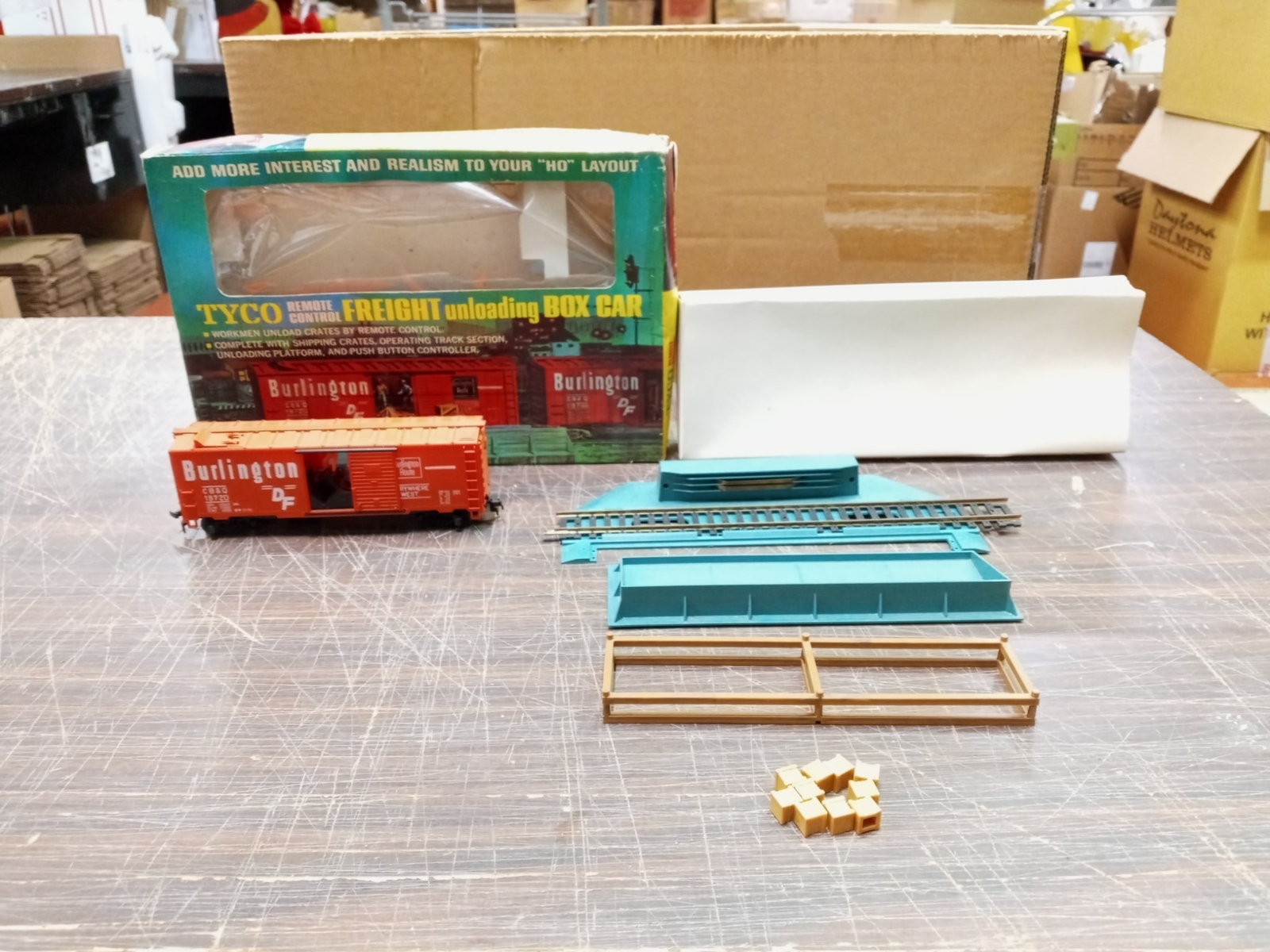 Vtg Tyco HO Scale Freight Unloading Box Car Burlington No Remote ...