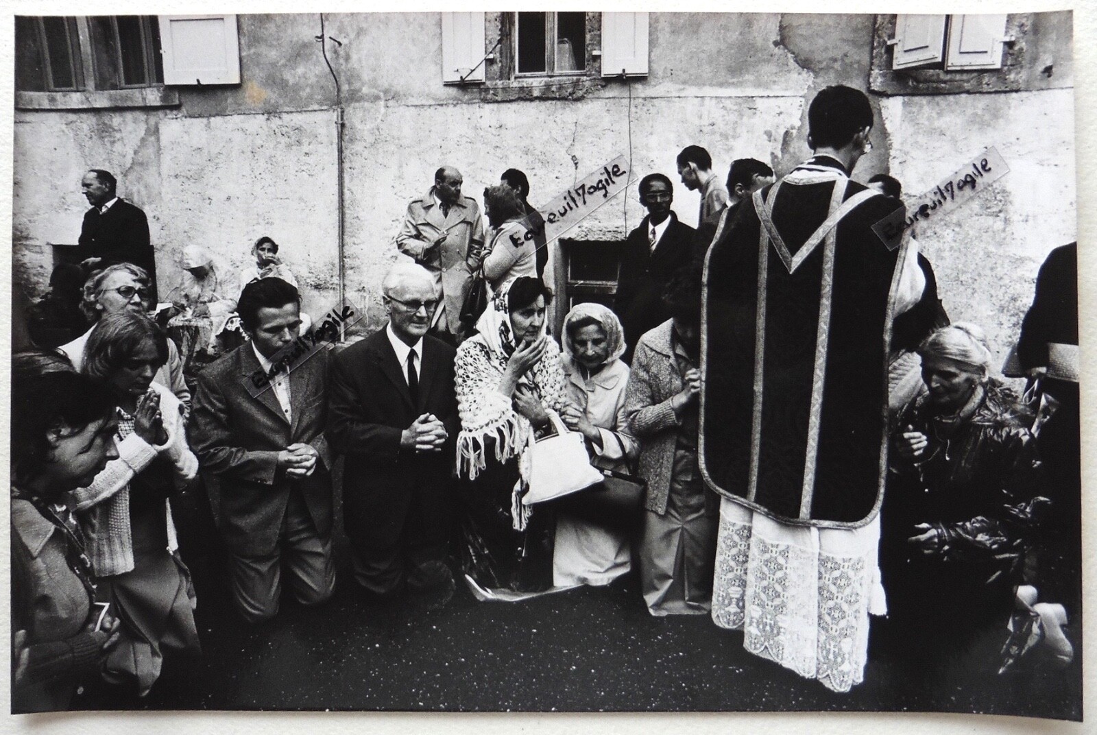 GRANDE PHOTO PRESSE 1977 Mgr LEFEBVRE ECONE SUISSE ordination de ...