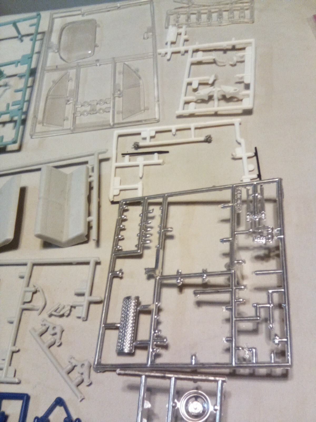 Assorted Plastic Model Parts 1:25 Scale Car Parts On Tree | eBay