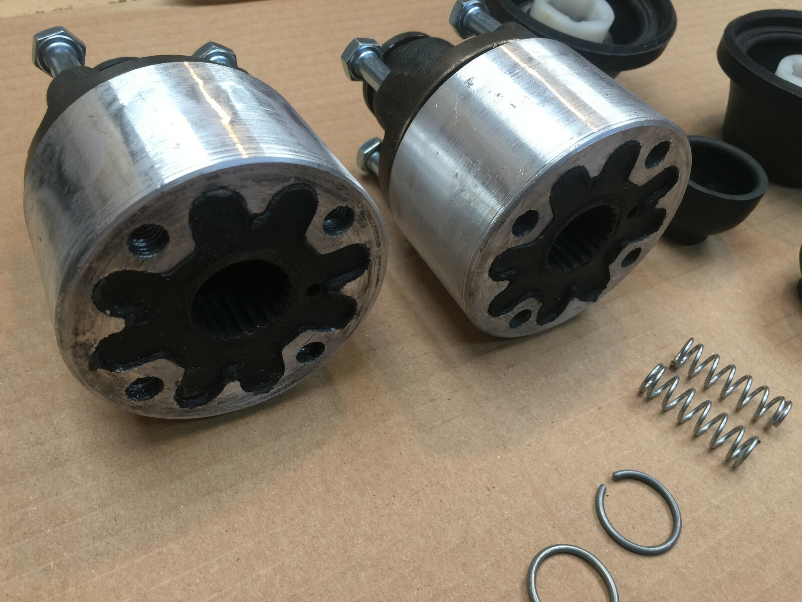 Classic Fiat 500 / 126 - REAR AXLE FLEXIBLE JOINT DRIVESHAFT SEALS SET ...