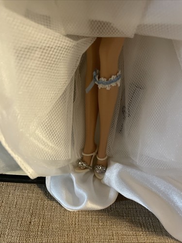 Monique Lhuillier Bride Barbie Doll 2006 Mattel J0975 Gold Label Barbie ...