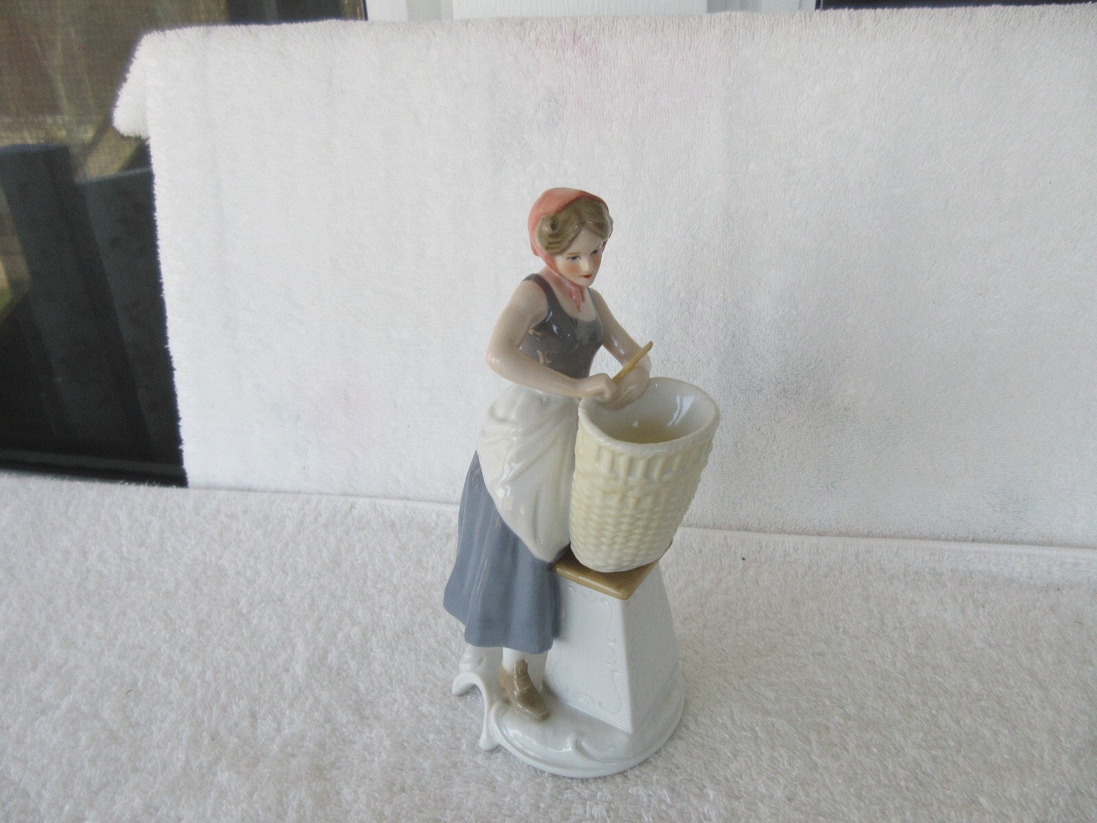 Goebel Lady Porcelain Figurine Female Hawker Colonial Craftsman Series ...