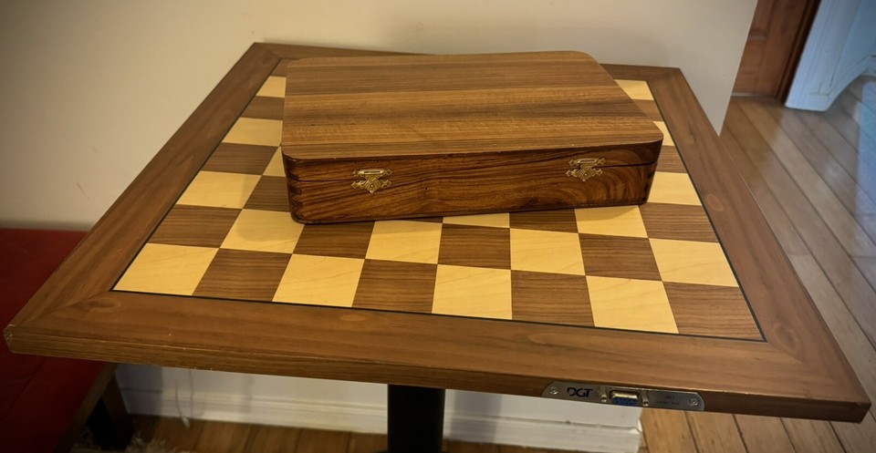 DGT Walnut E Board w/Ebony-Boxwood Pieces (in decorative wooden box ...