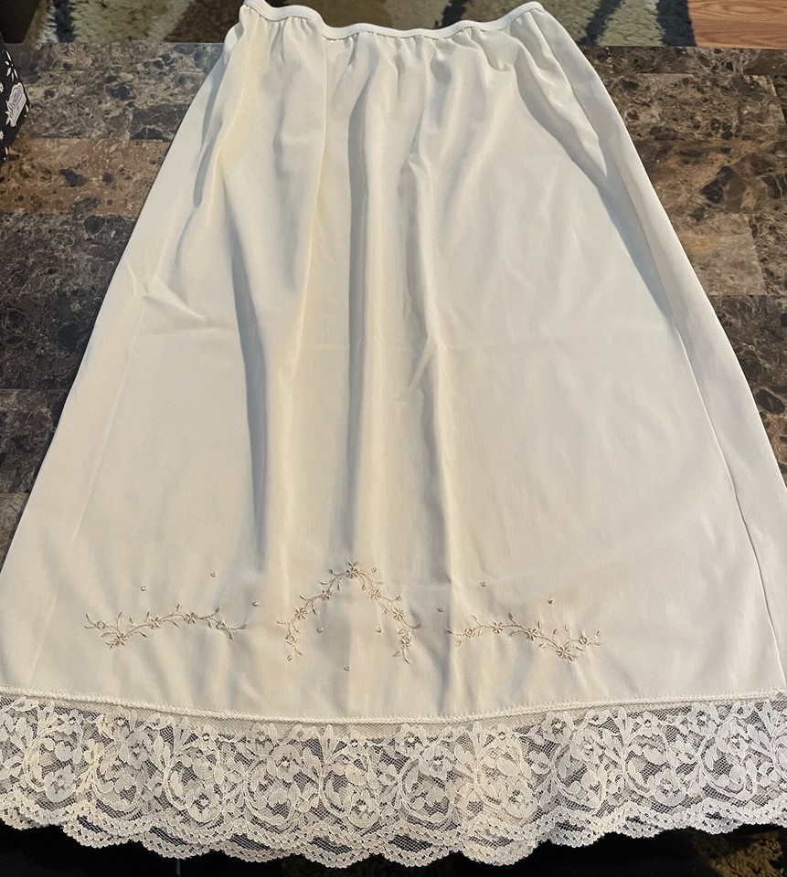 VINTAGE VAL MODE EMBROIDERED HALF SLIP! SIZE MEDIUM | eBay
