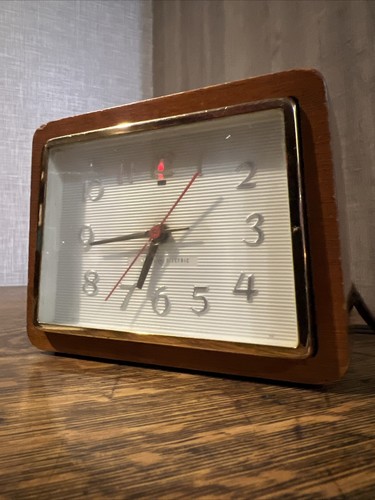 Vintage GE Wood Case General Electric 110V Wall Plug Clock Model 3H182 ...