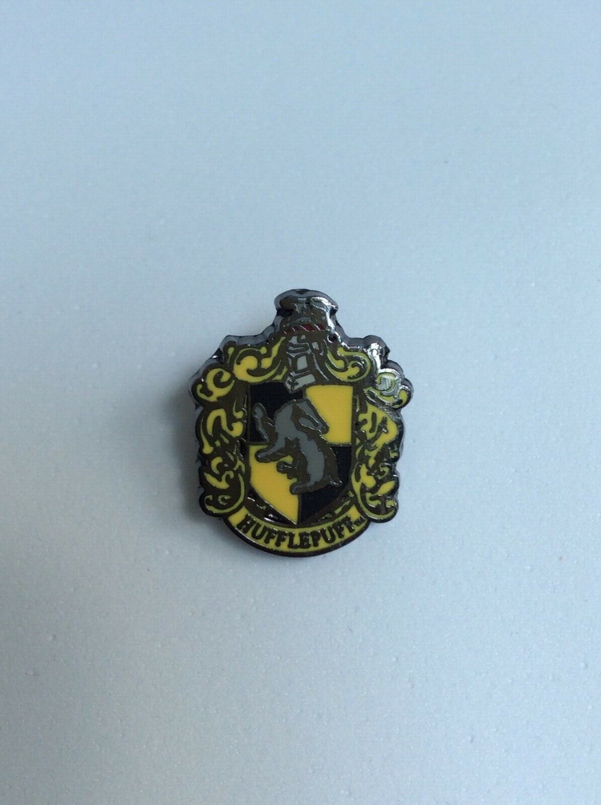 PIN HARRY POTTER HOUSE OF HUFFLEPUFF CREST SHIELD | eBay