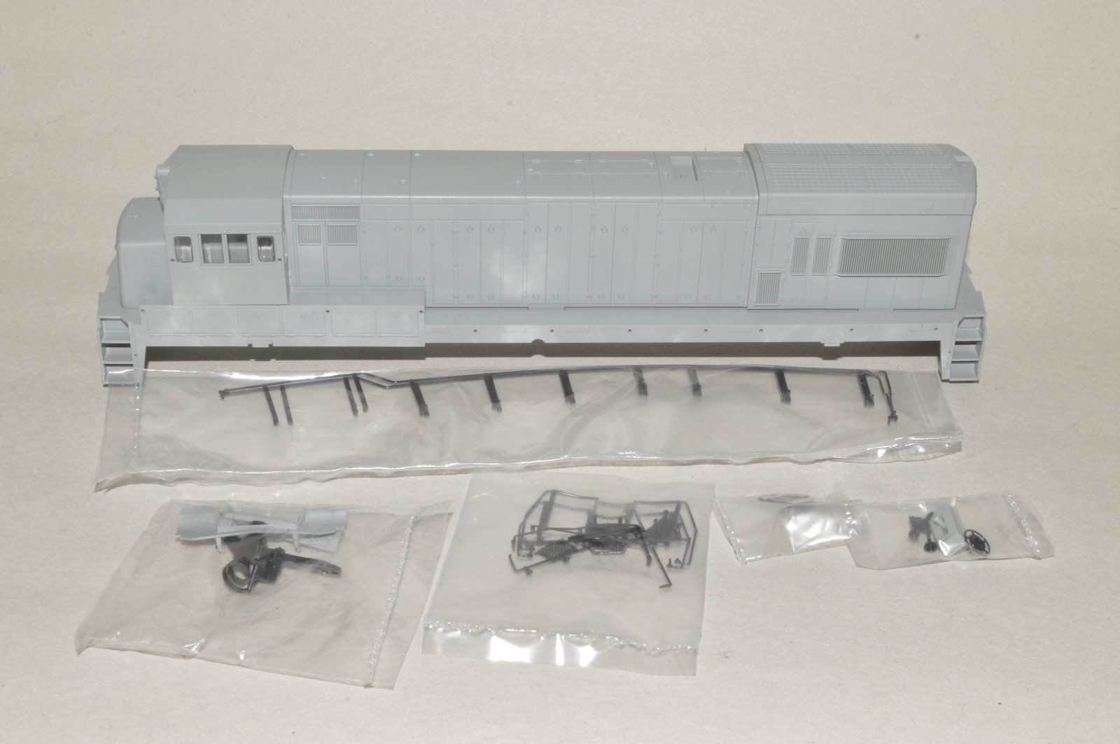 HO scale Atlas China UNDECORATED GE U23B body shell handrails details ...
