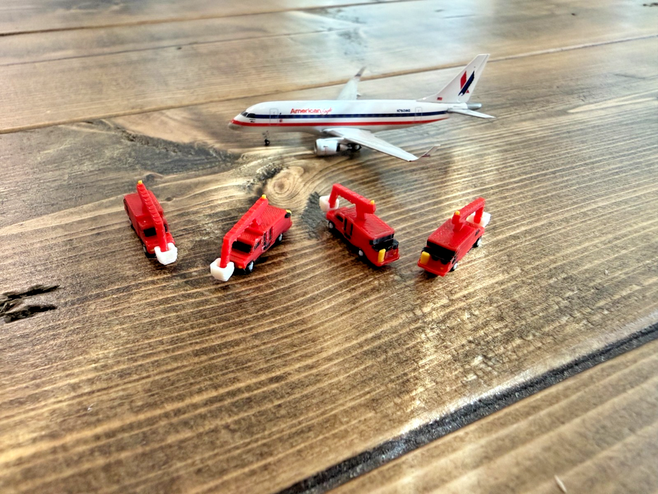 1:400 Model Airport Accessories - 8 Piece Airport Deicing Vehicle Set ...