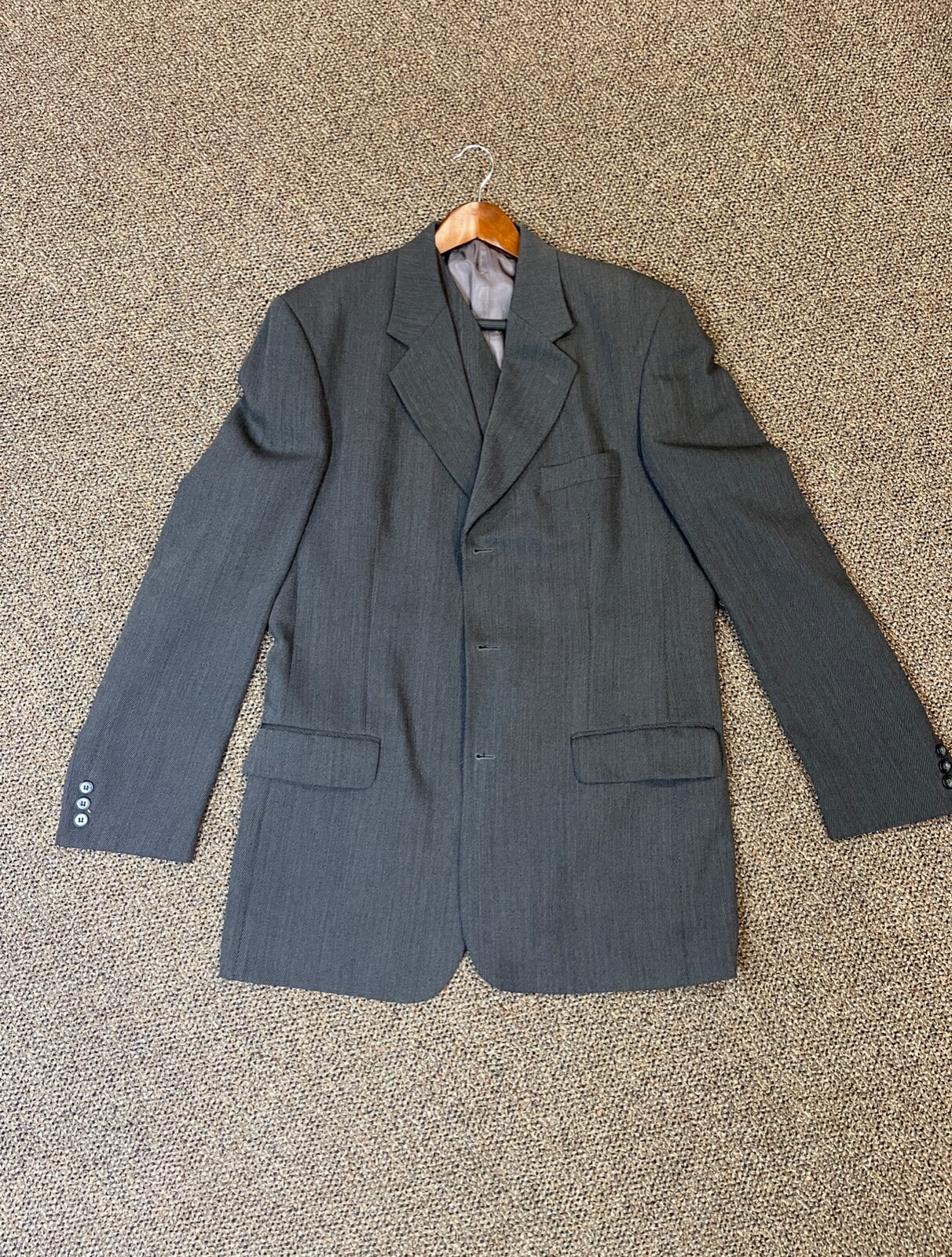 European 3 piece men suit. - Gem