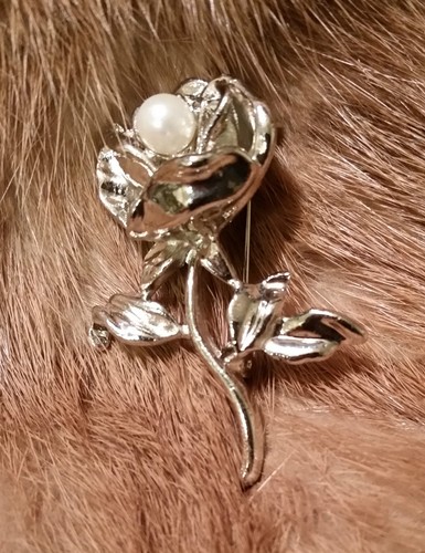 VINTAGE ESTATE FANCY SILVER TONE ROSE FLOWER PIN FAUX PEARL CENTER | eBay