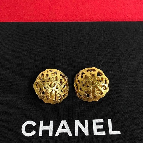 Extreme Beauty Rare Rice CHANEL Vintage Coco Mark Motif GP Earrings Ear ...