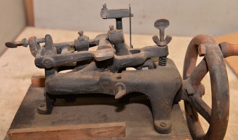 Antique Disston saw set collectible hand crank tooth seting machine ...