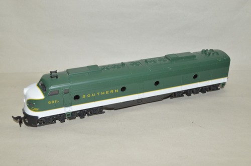 HO scale AHM Rivarossi Southern Ry EMD E8 passenger locomotive train ...